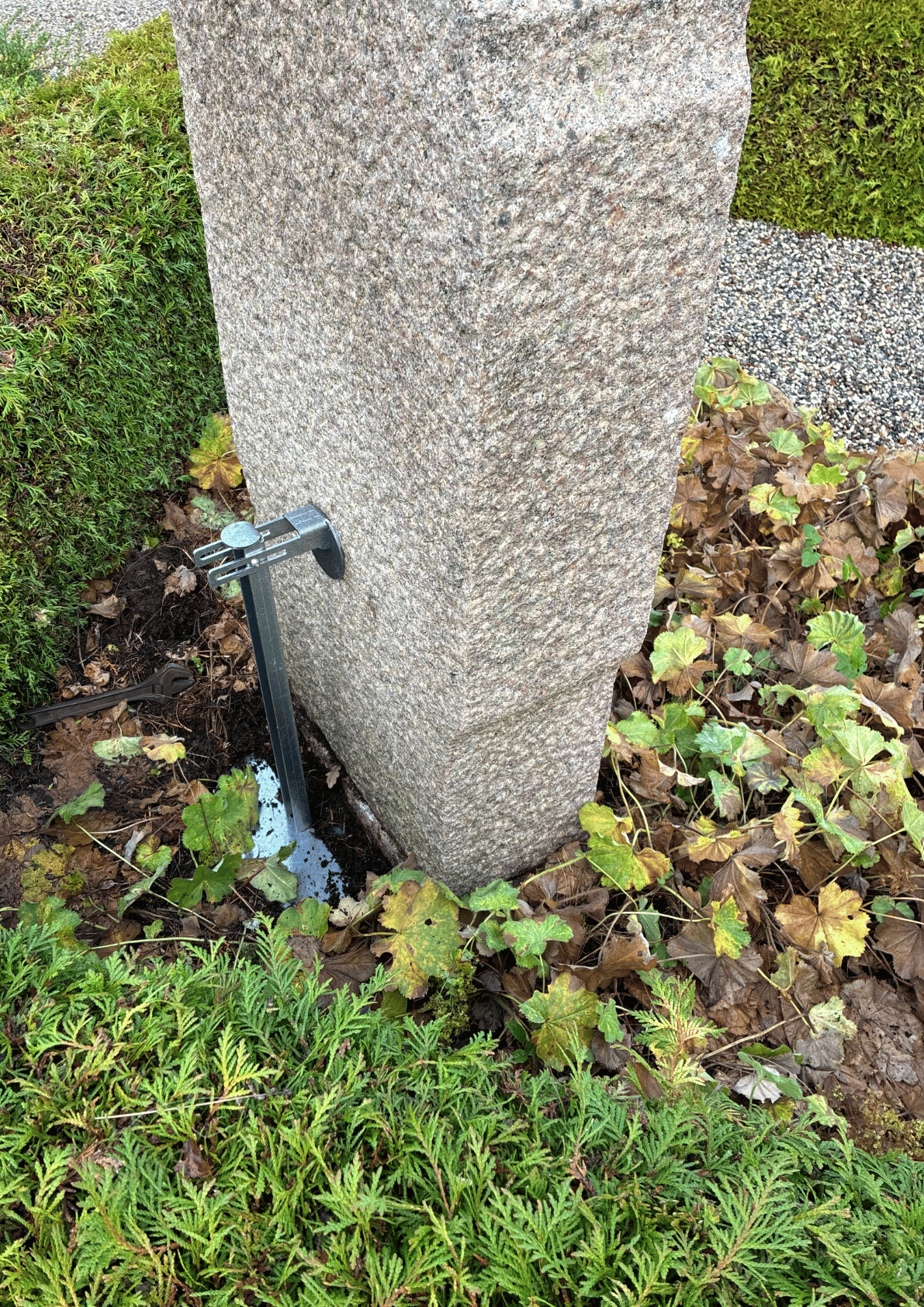 Stensikring - System til sikring af gravsten og monumenter med lim.